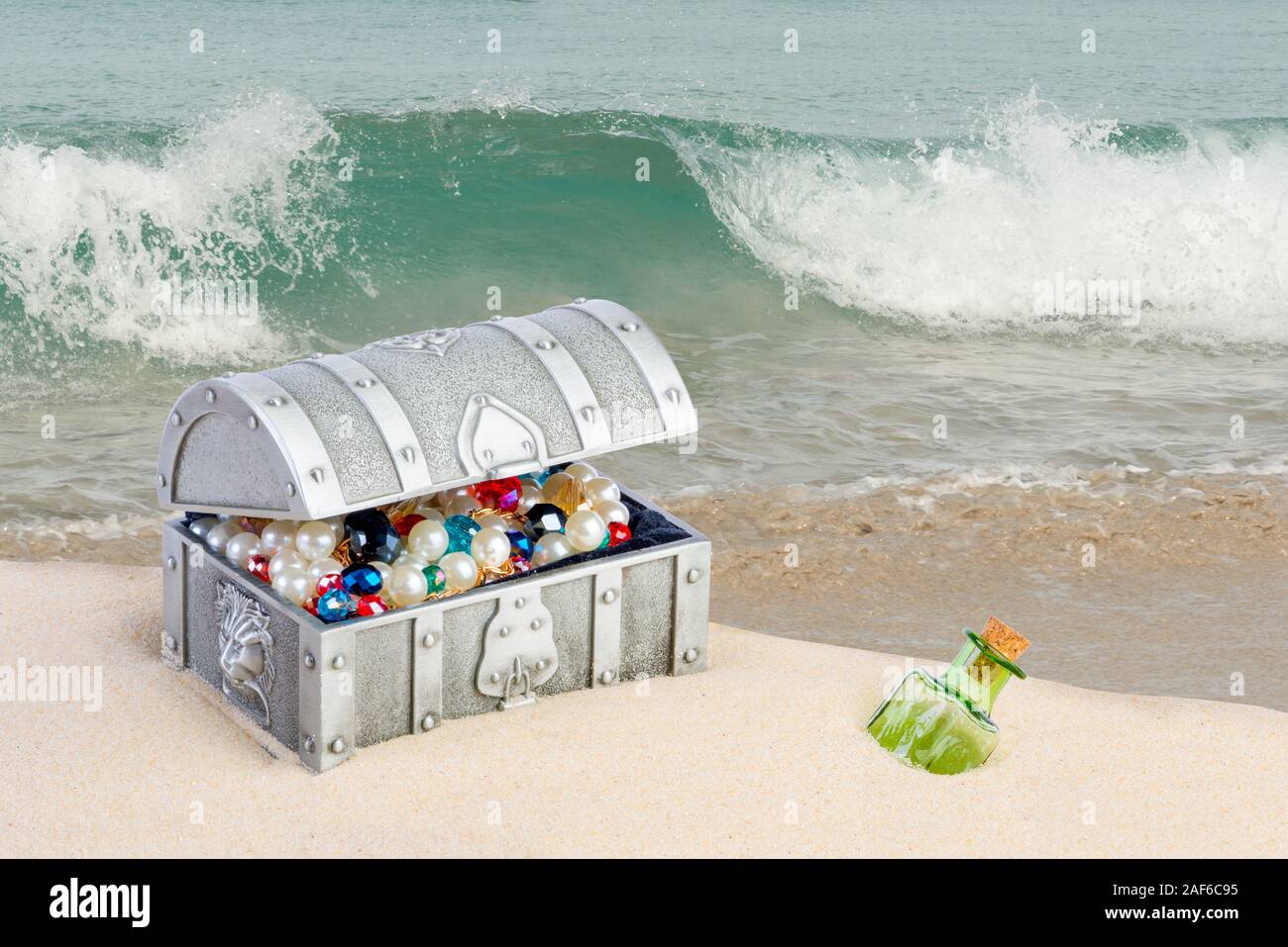 Chest full of treasure Stock Photo - Alamy