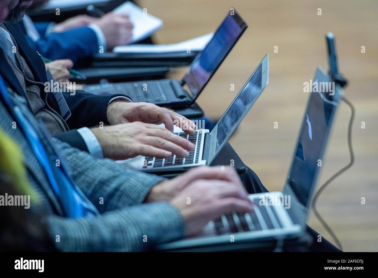 Frankfurt, Deutschland. 12th Dec, 2019. Journalists write on their ...