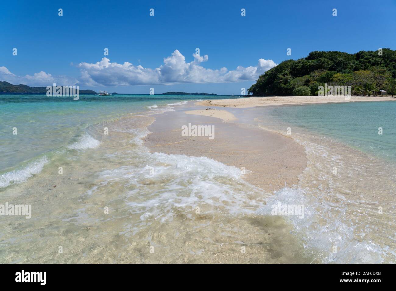 Waves breaking on the sandbar of Ditaytayan Island,Coron,Philippines ...