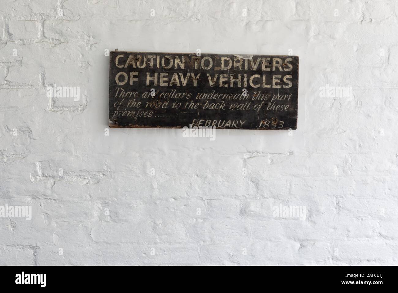 Caution to drivers of heavy vehicle sign hi-res stock photography and ...