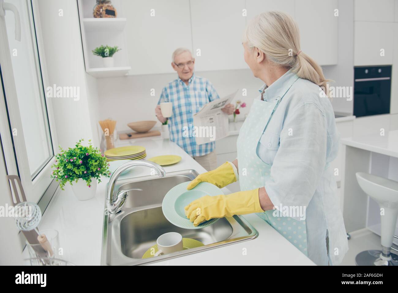 Elderly couple home cleaning hi-res stock photography and images - Alamy