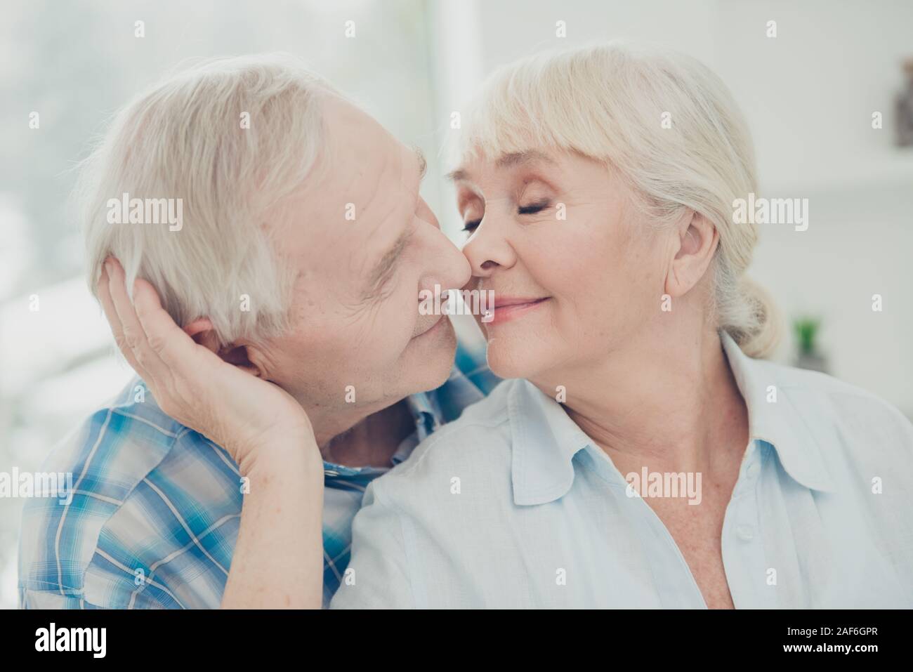 Mature couple cuddling kissing hi-res stock photography and images - Alamy