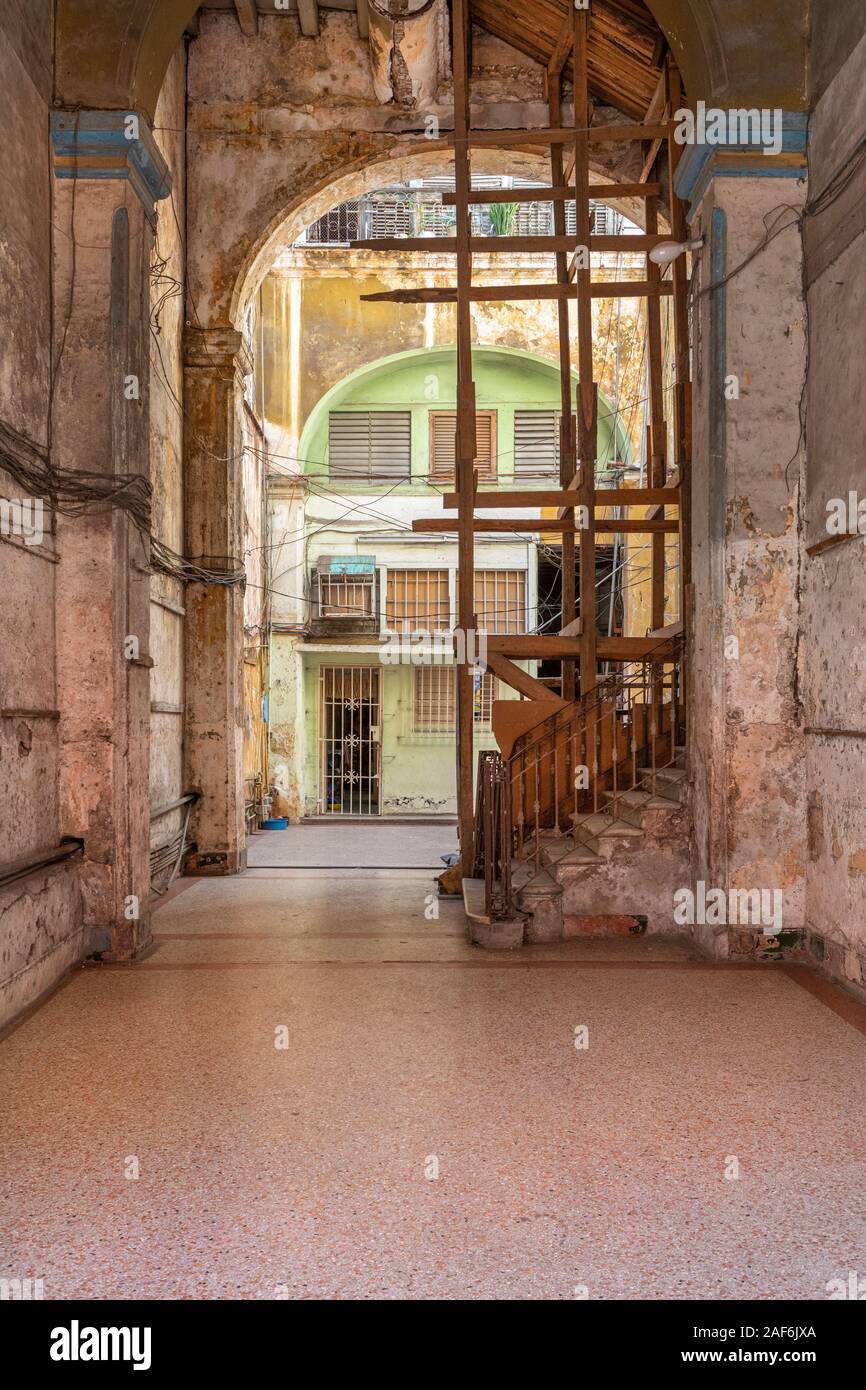 An old run down courtyard in Havana, Cuba Stock Photo - Alamy