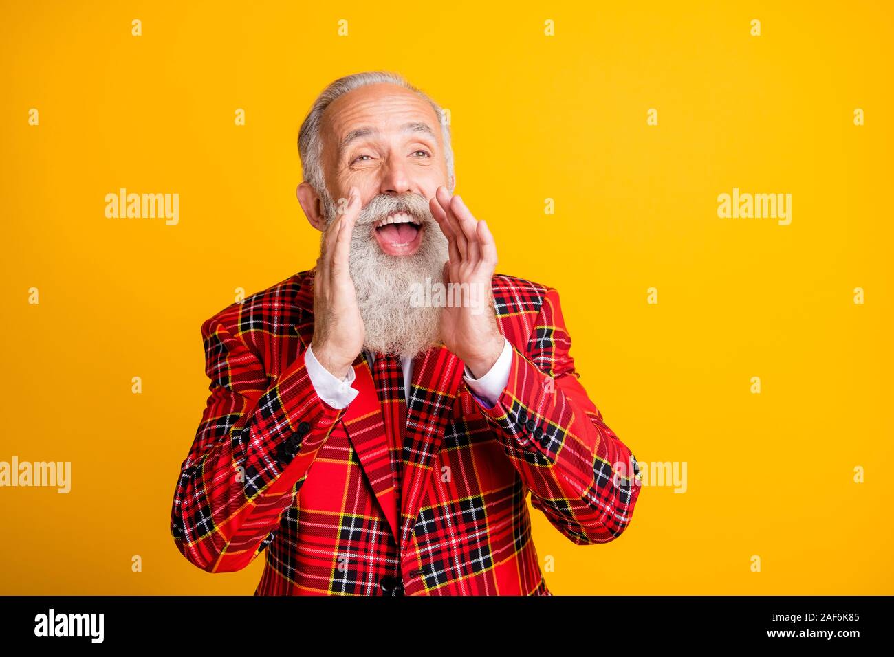 Close-up portrait of his he nice handsome attractive cheerful cheery ...