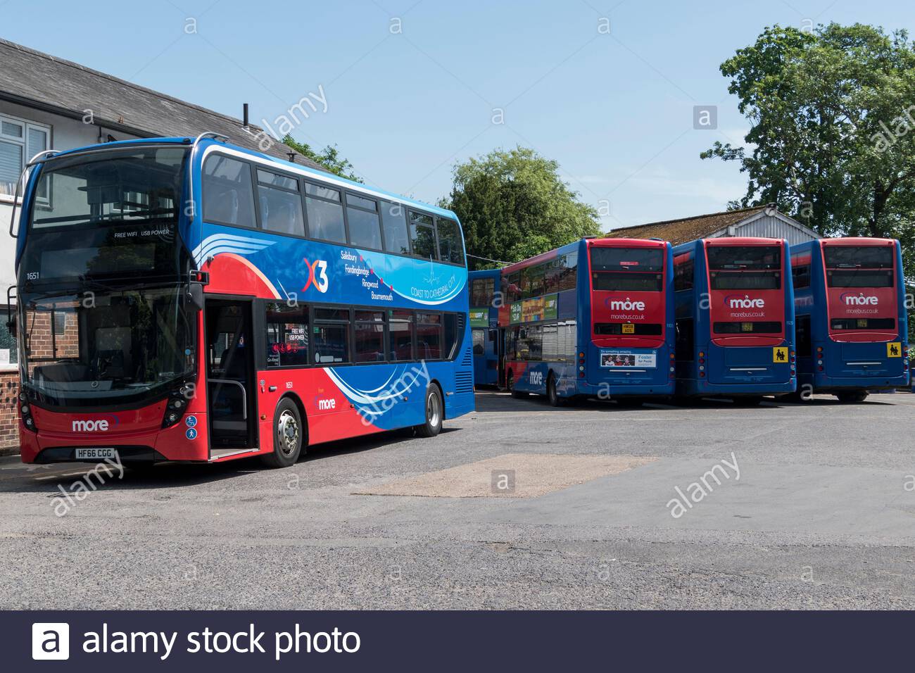 Parked Buses In Bus Stand Stock Photos & Parked Buses In Bus Stand ...
