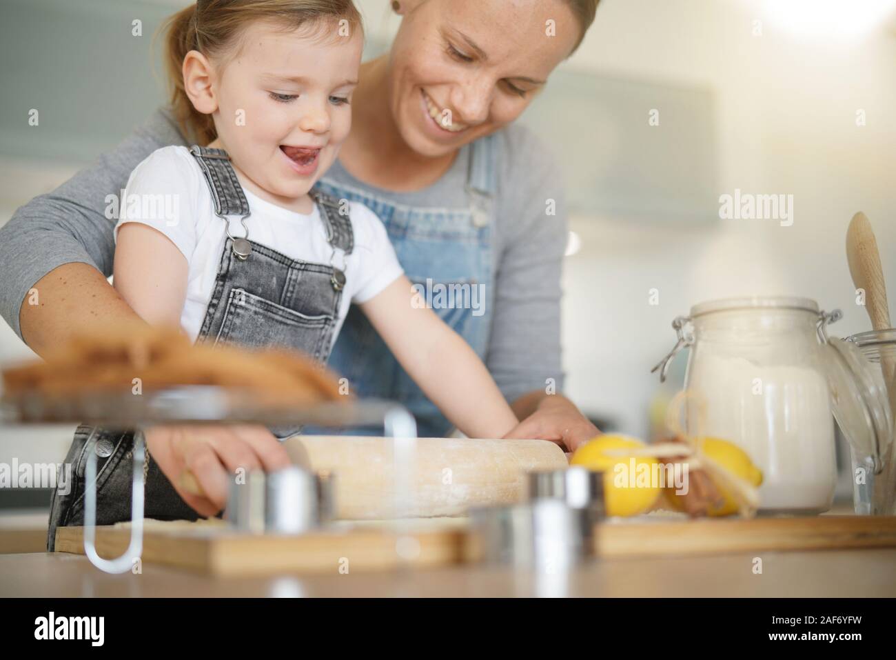 Mother and daughter baking at home Stock Photo - Alamy