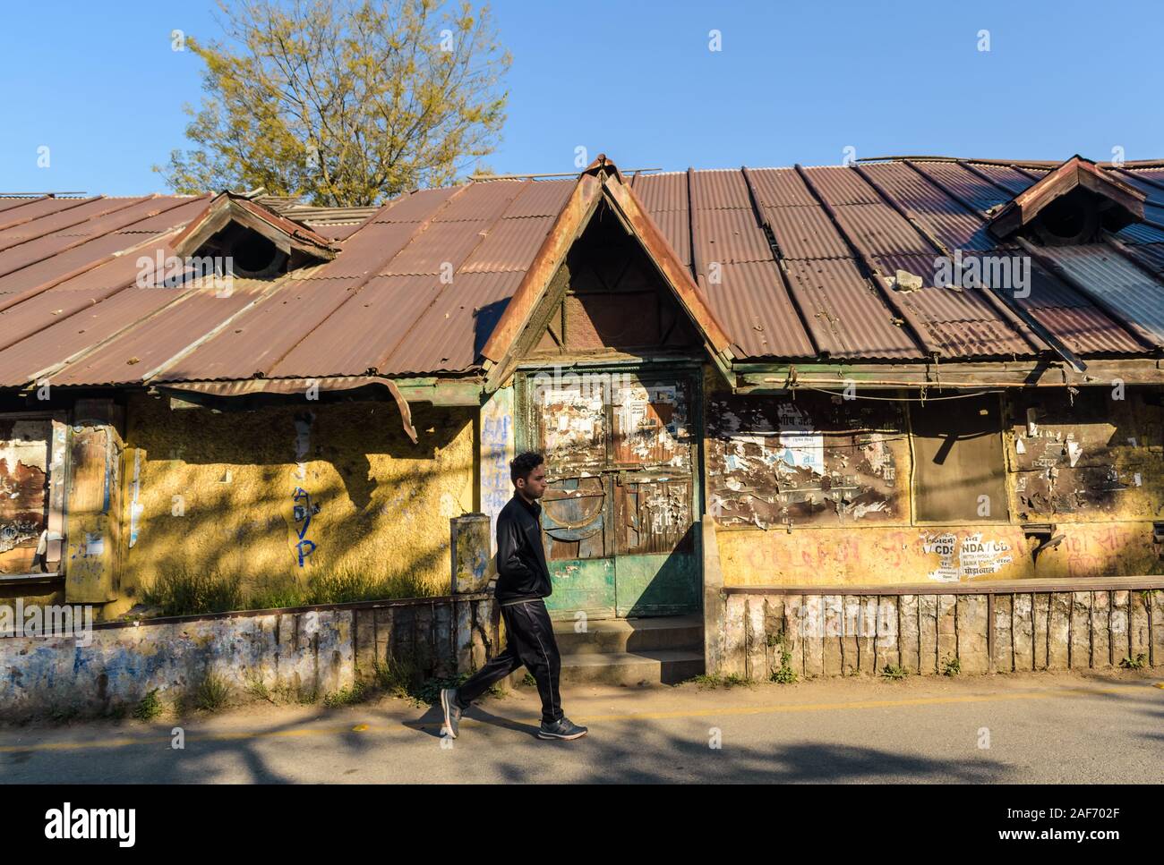 People walking past crumbling architecture hi-res stock photography and ...