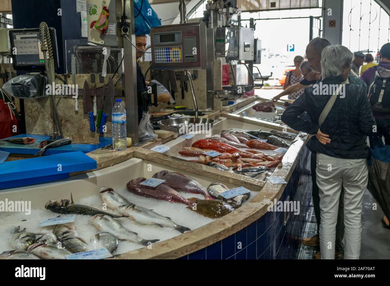 A busy day in the fish market Stock Photo - Alamy