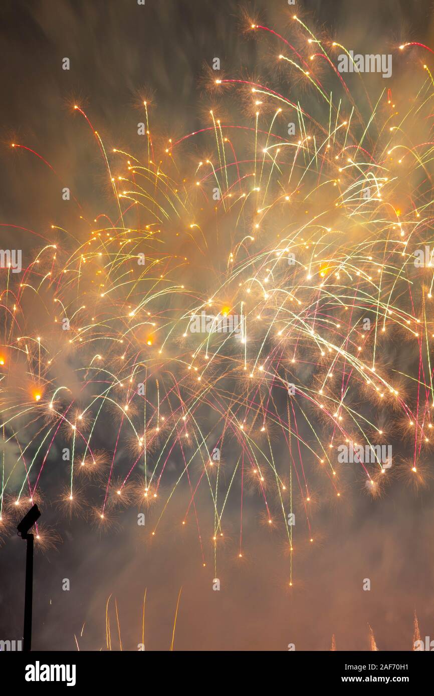 Exploding fireworks hi-res stock photography and images - Alamy