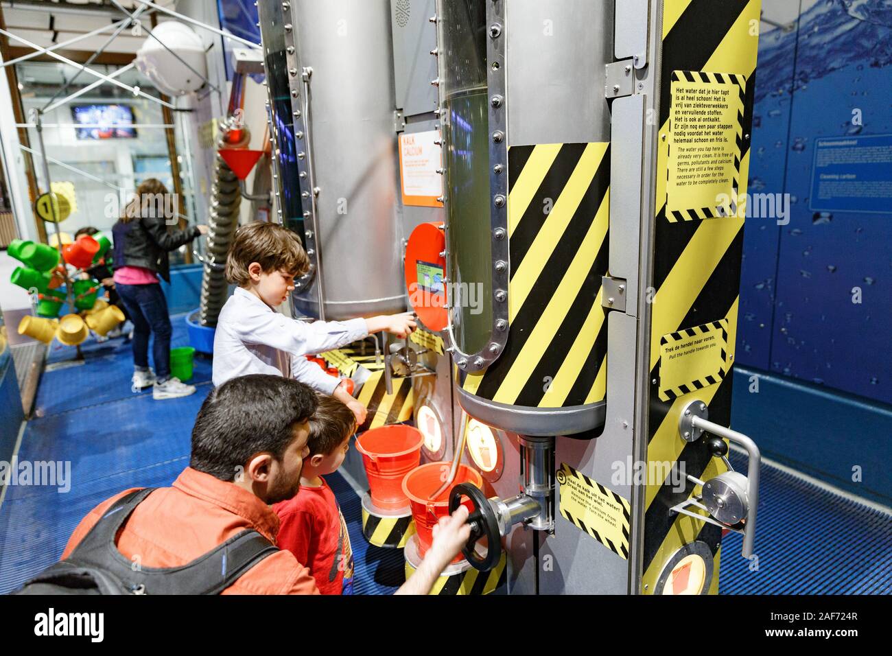 Kids experiment theory hi-res stock photography and images - Alamy