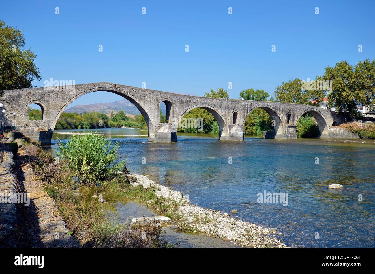 Greece, medieval bridge of Arta crossing Arachthos river Stock Photo ...