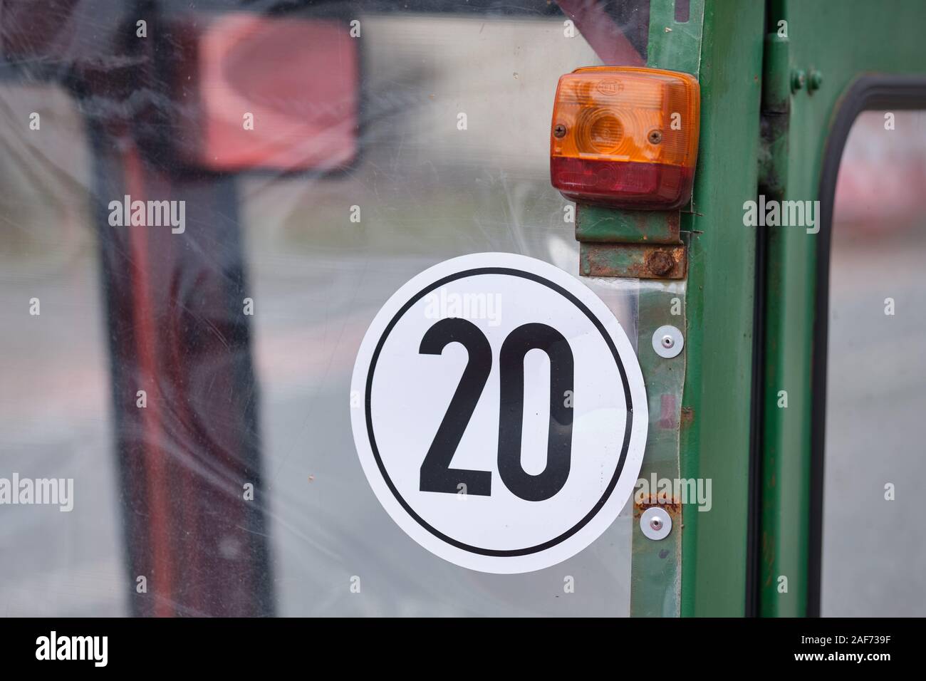20 km h speed limit hi-res stock photography and images - Alamy