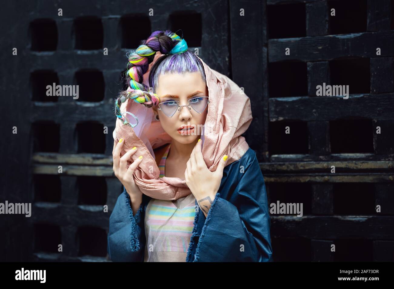 Avant garde fashion hi-res stock photography and images - Alamy