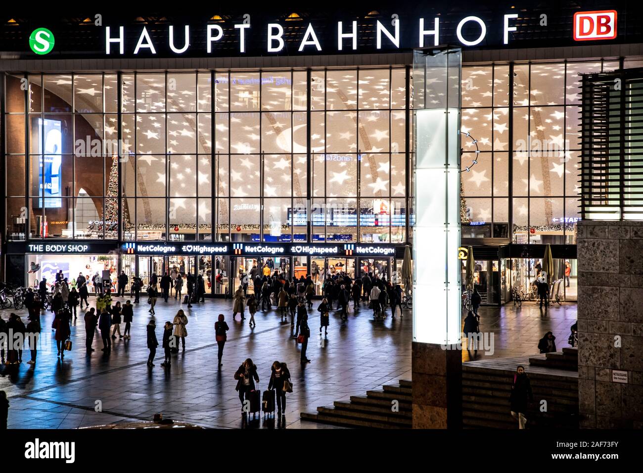 Cologne, main station, station hall, station square, passers-by go to ...