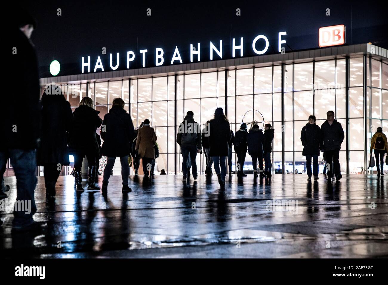 Cologne, main station, station hall, station square, passers-by go to ...