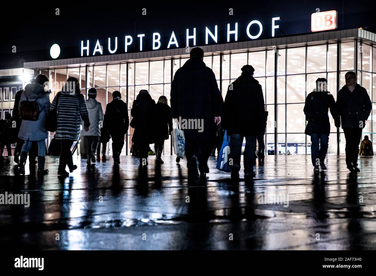 Cologne, main station, station hall, station square, passers-by go to ...