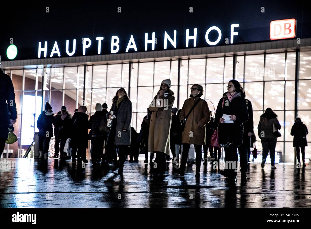 Cologne, main station, station hall, station square, passers-by go to ...