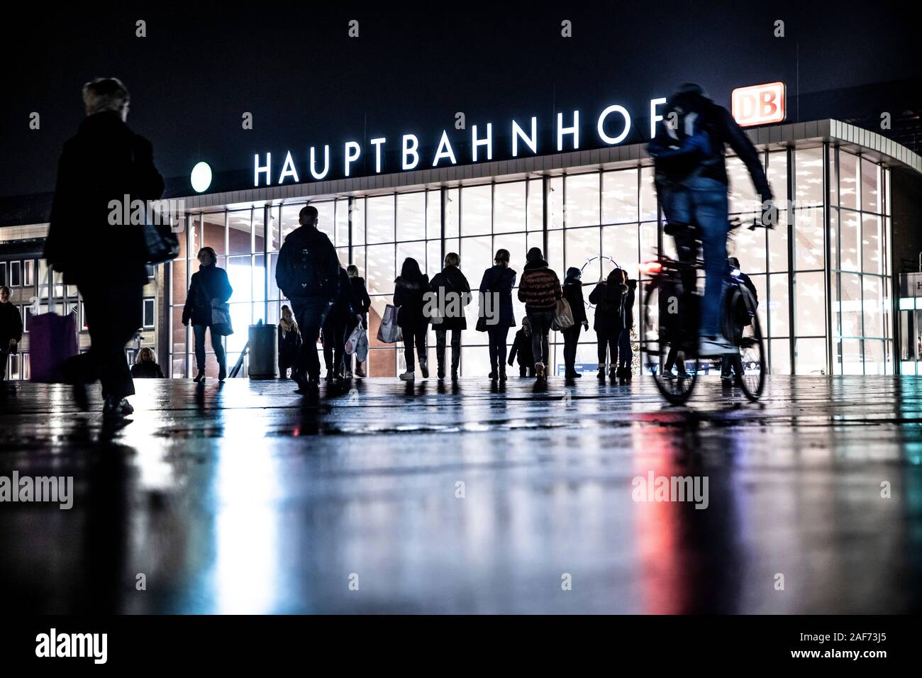 Cologne, main station, station hall, station square, passers-by go to ...