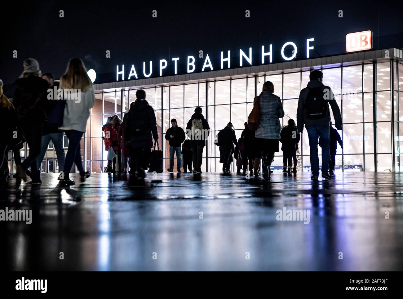 Cologne, main station, station hall, station square, passers-by go to ...