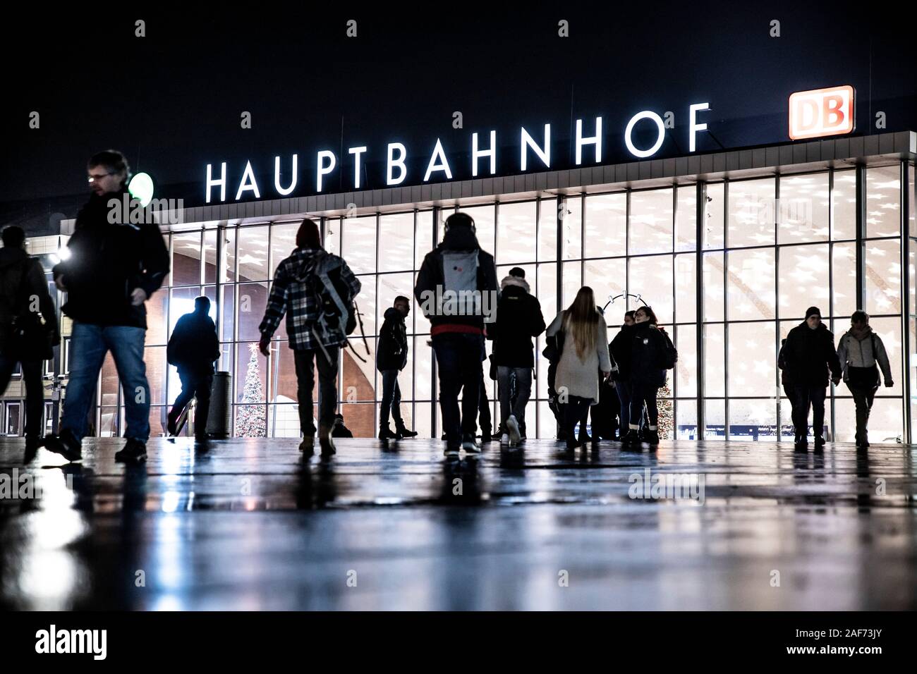 Cologne, main station, station hall, station square, passers-by go to ...