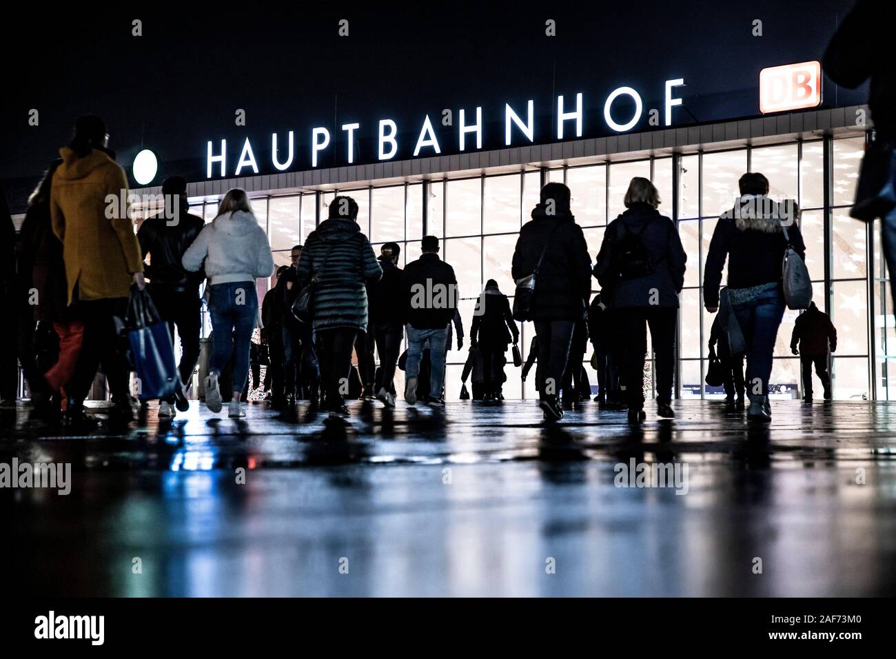 Cologne, main station, station hall, station square, passers-by go to ...