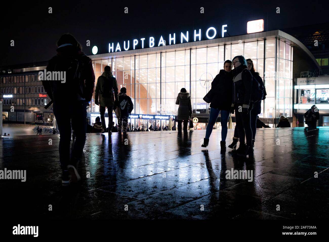 Cologne, main station, station hall, station square, passers-by go to ...