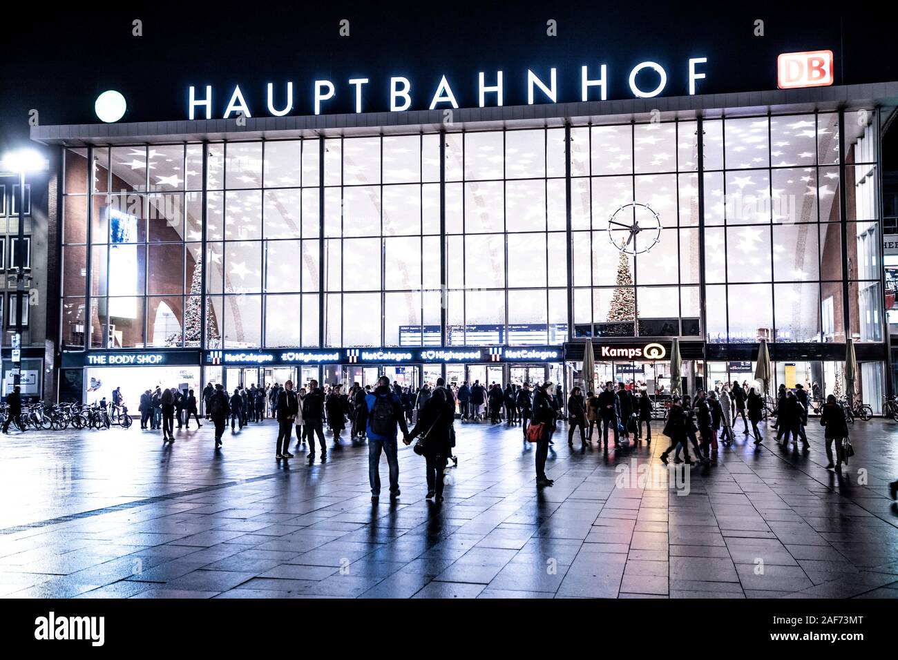 Cologne, main station, station hall, station square, passers-by go to ...