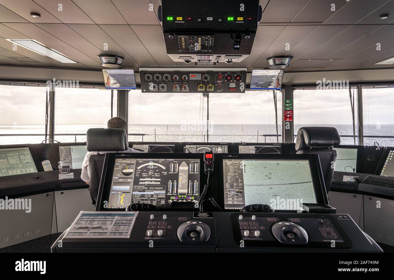 In the middle of the command bridge (like here at Mein Schiff 1) are ...