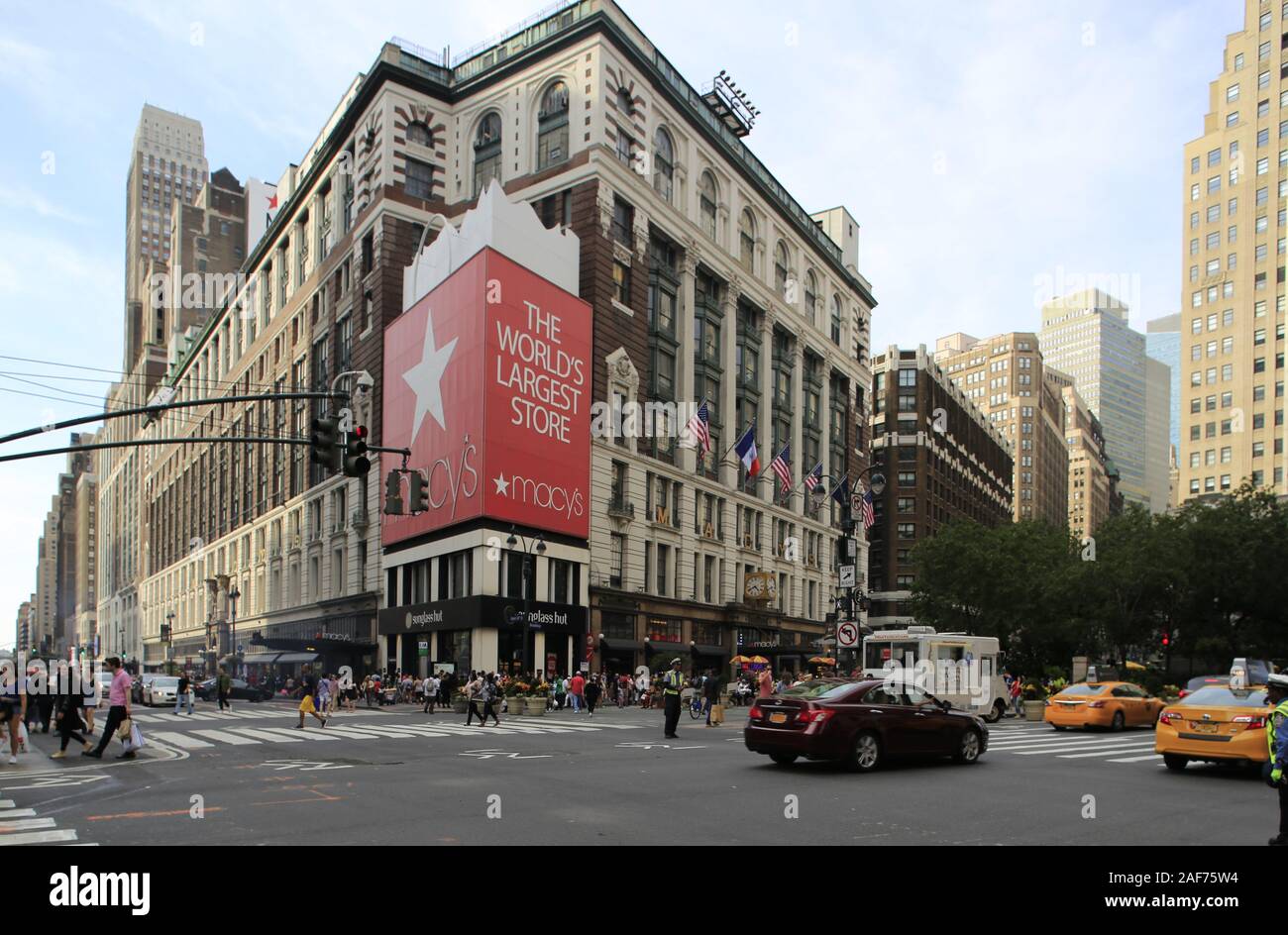 The main building of Macy's in New York has 198,500 sqm, 10 floors and ...