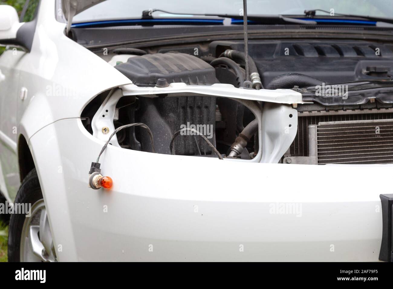 Malfunctioning car with opened hood Stock Photo - Alamy