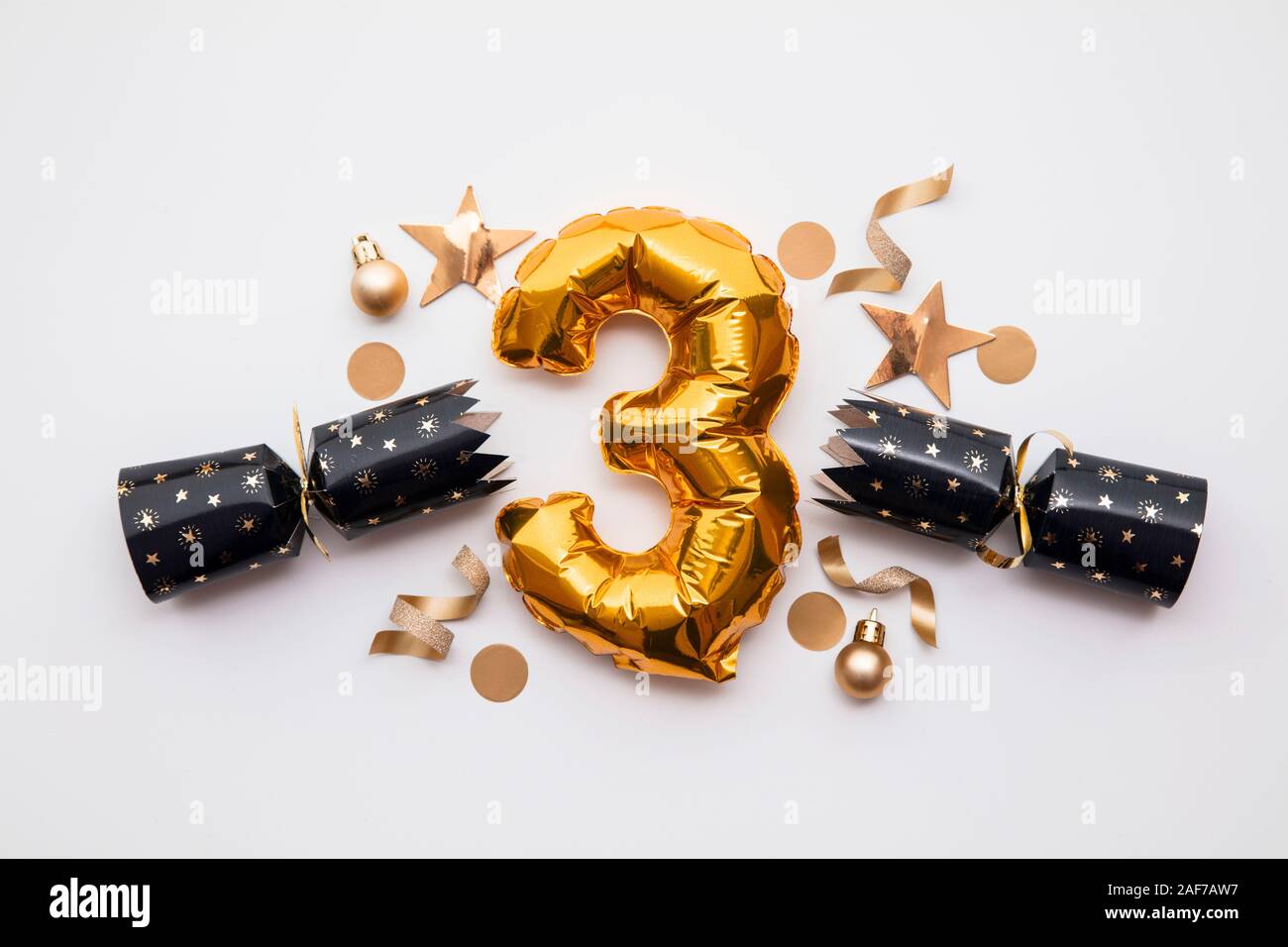 Christmas countdown. Gold number 3 with festive cristmas cracker ...