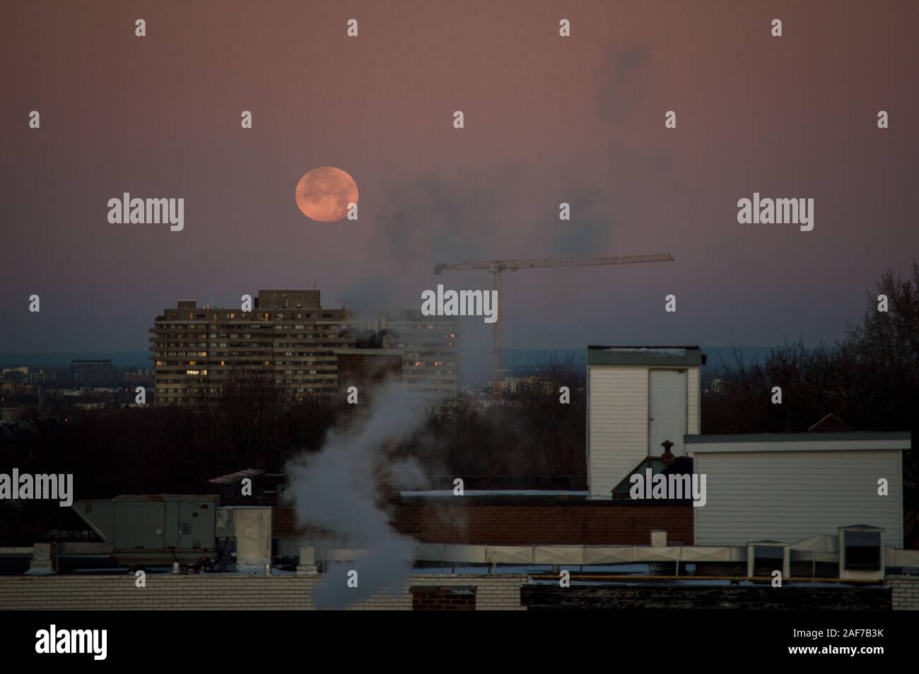 Moon set in the morning hi-res stock photography and images - Alamy