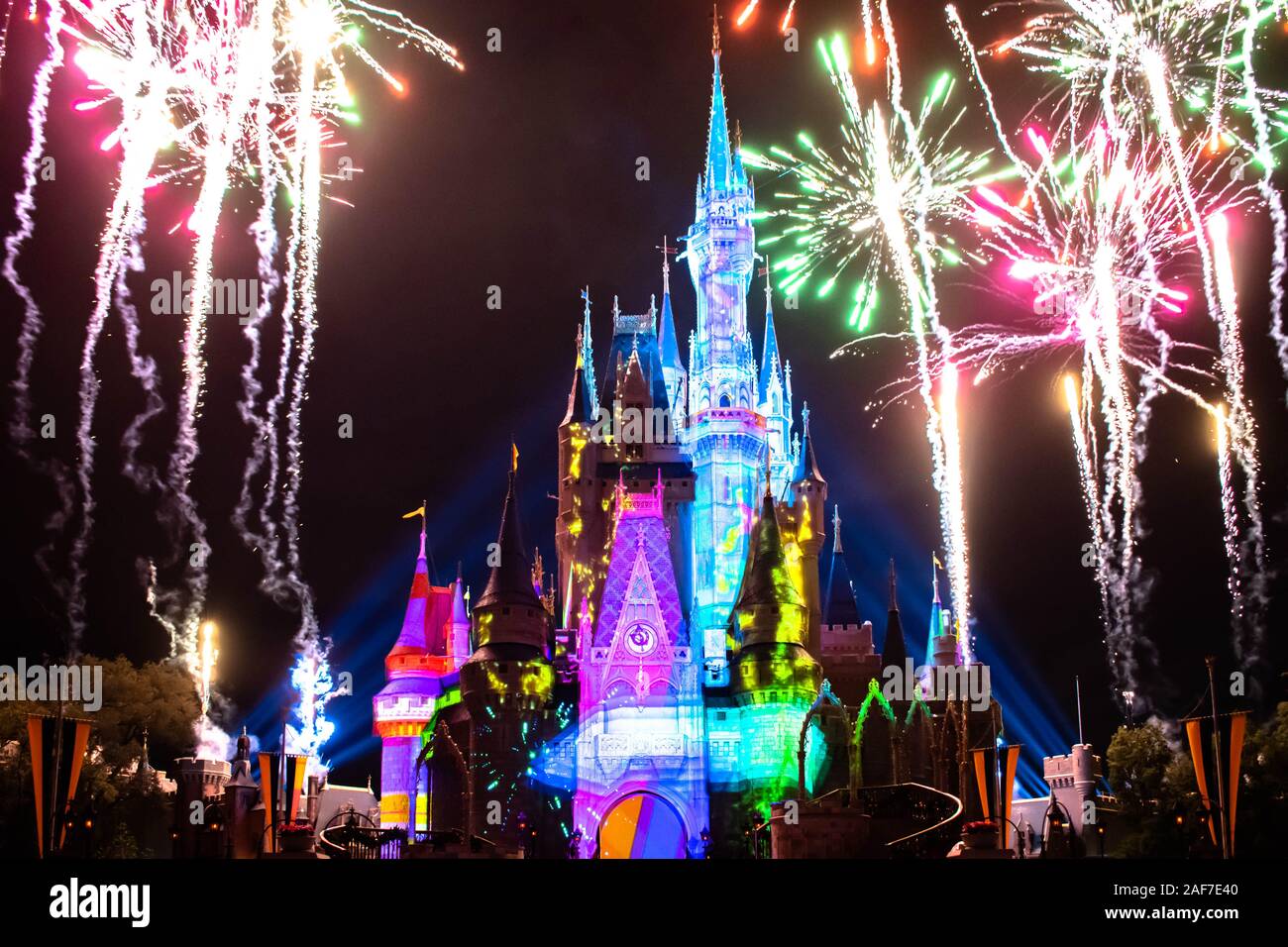 Walt disney world magic kingdom fireworks celebration cinderella castle ...
