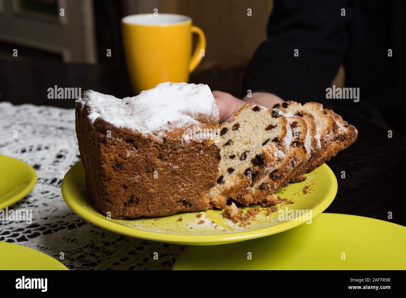 Put on table cake hi-res stock photography and images - Alamy