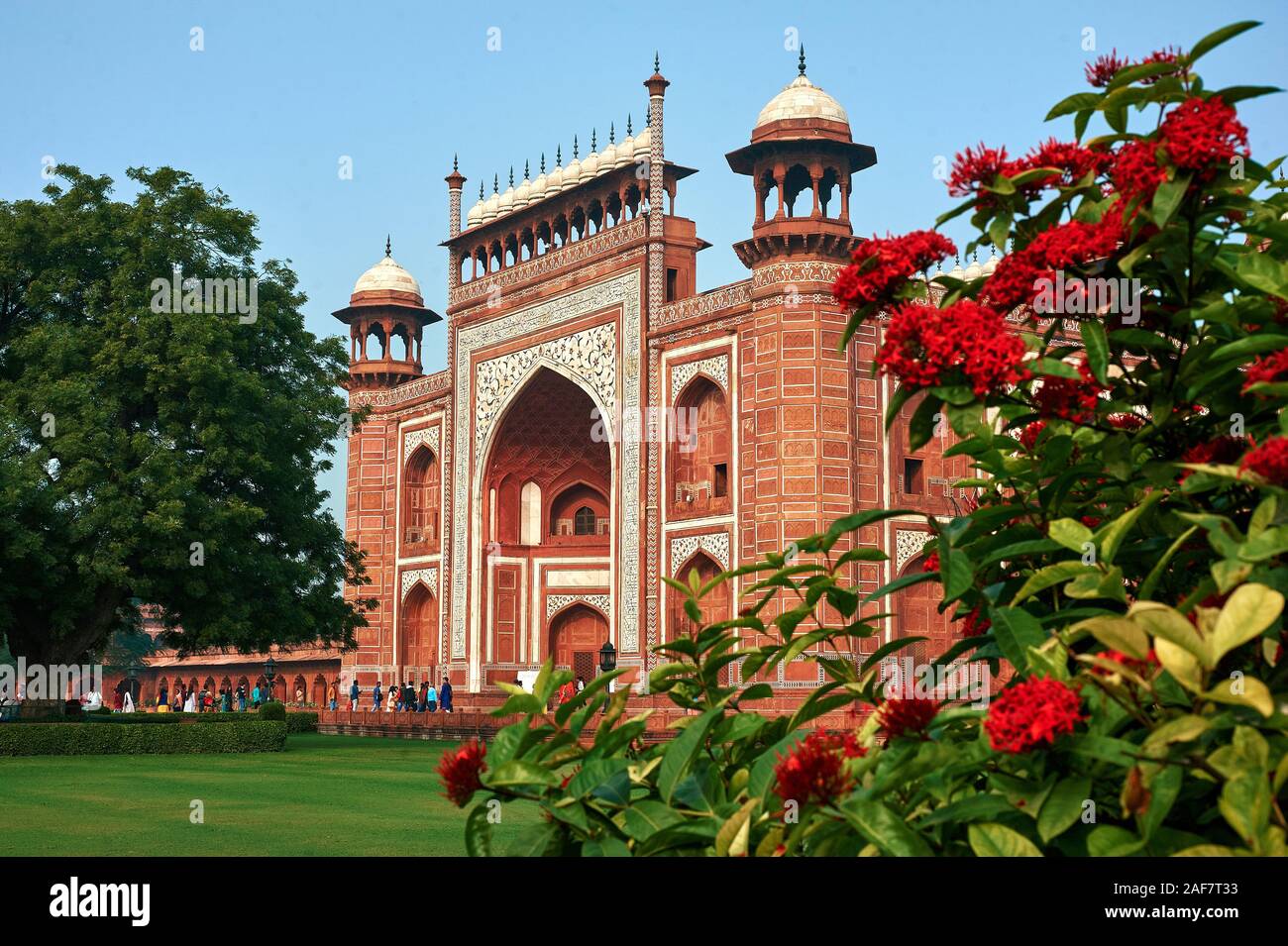 Taj Mahal main gate entrance - Darwaza-i-rauza. New wonder of the world ...