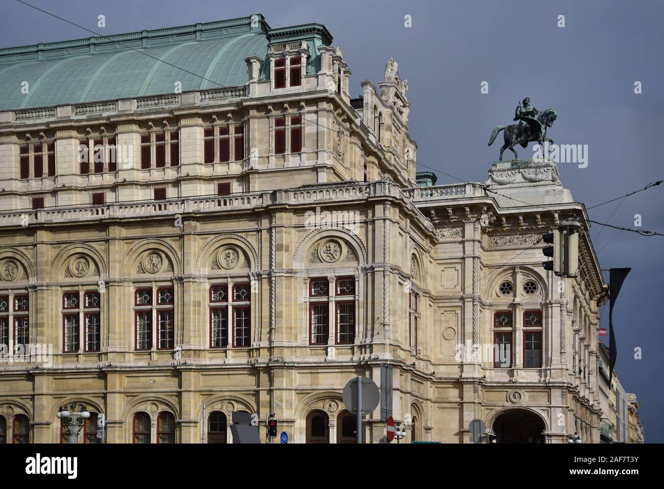 View on the famous opera house in old town of Vienna Stock Photo - Alamy
