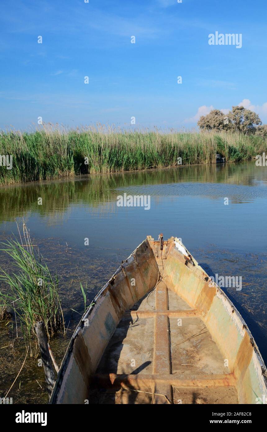 Flat boat hi-res stock photography and images - Alamy
