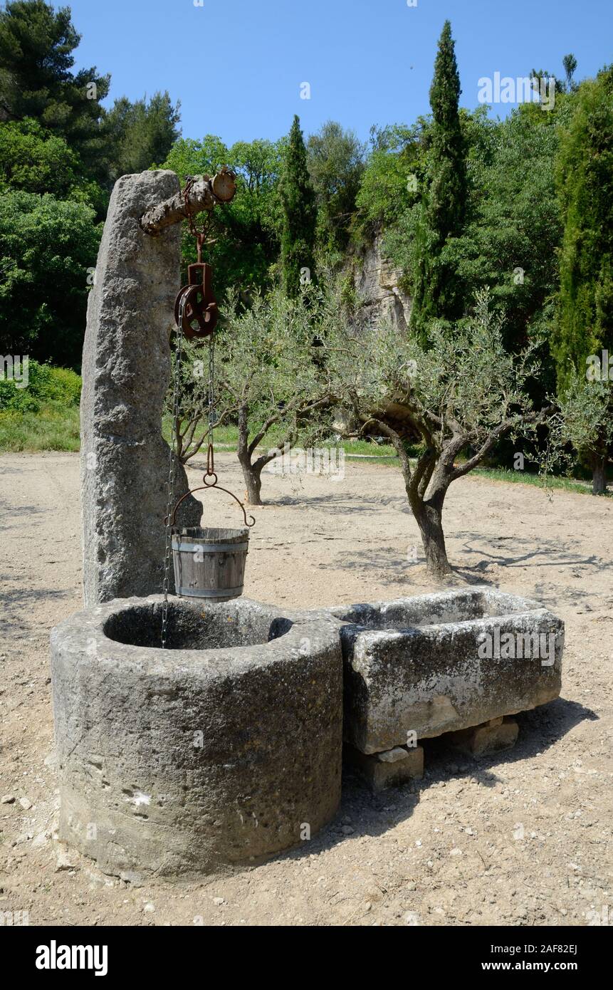 Water well bucket hi-res stock photography and images - Alamy