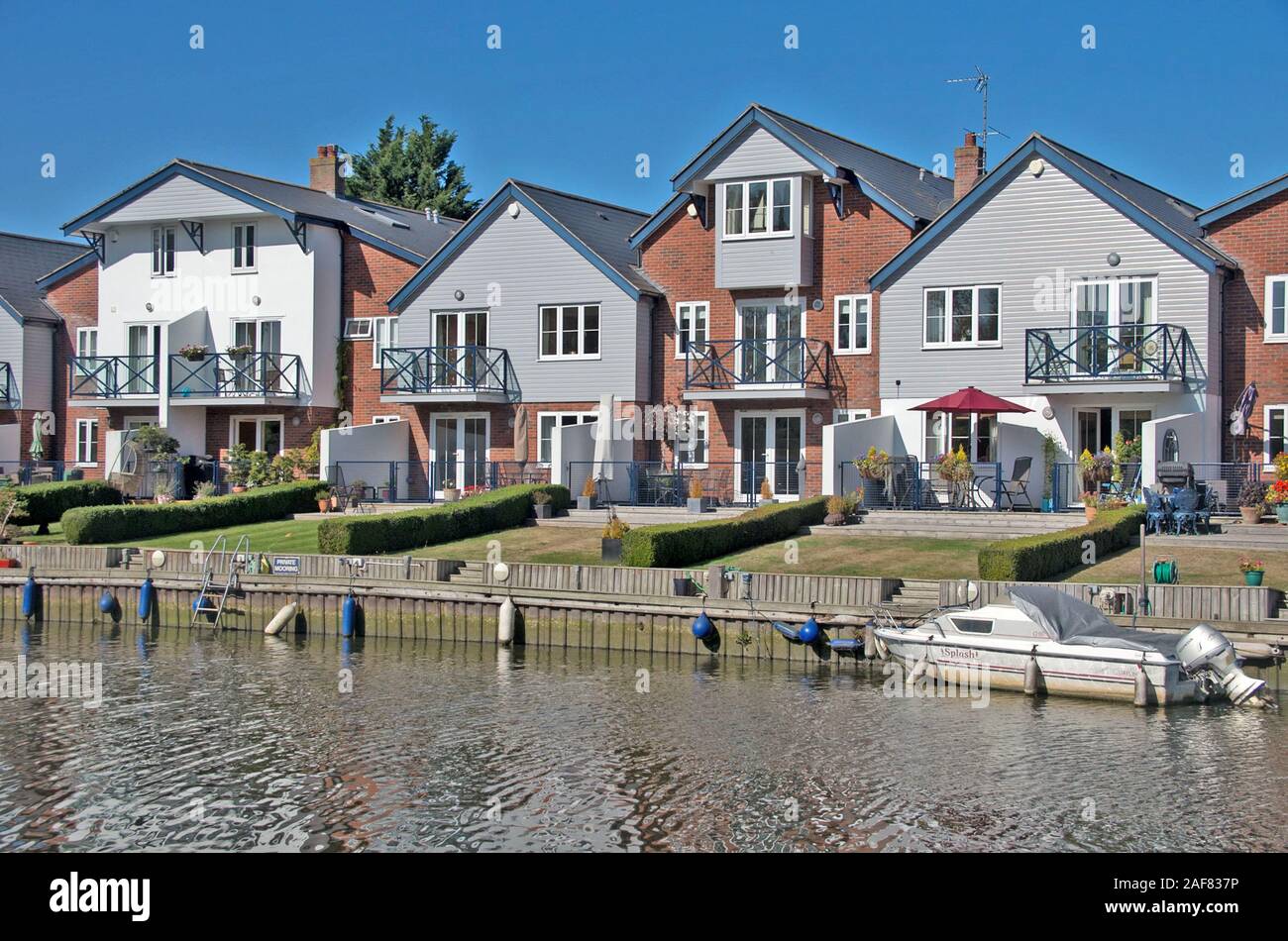 Loddon Norfolk River Chet River Side Resiential Property Stock Photo ...
