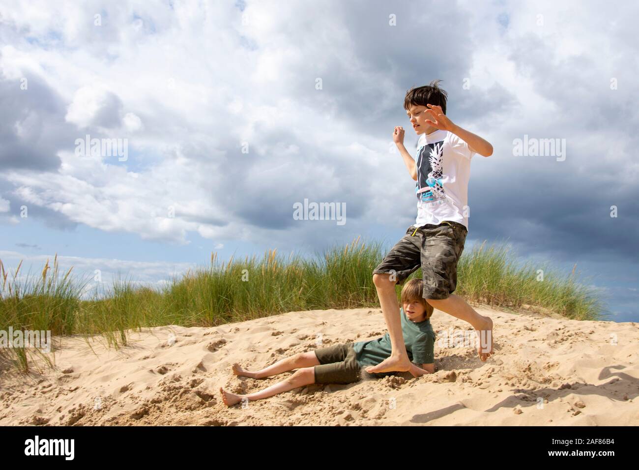 Jumping boys hi-res stock photography and images - Alamy