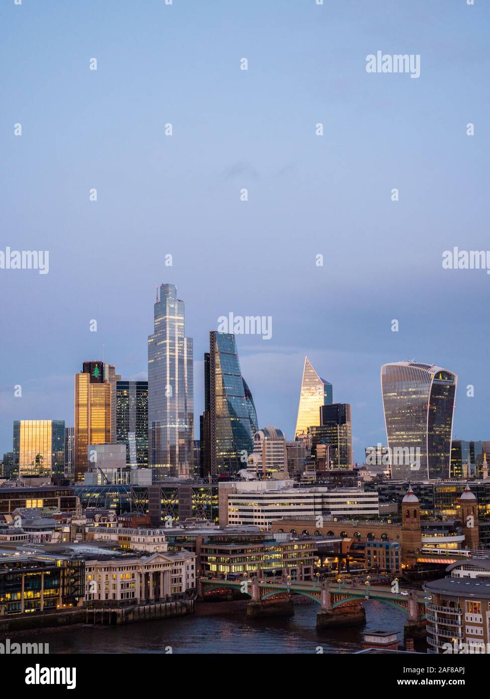 Night time london cityscape hi-res stock photography and images - Alamy