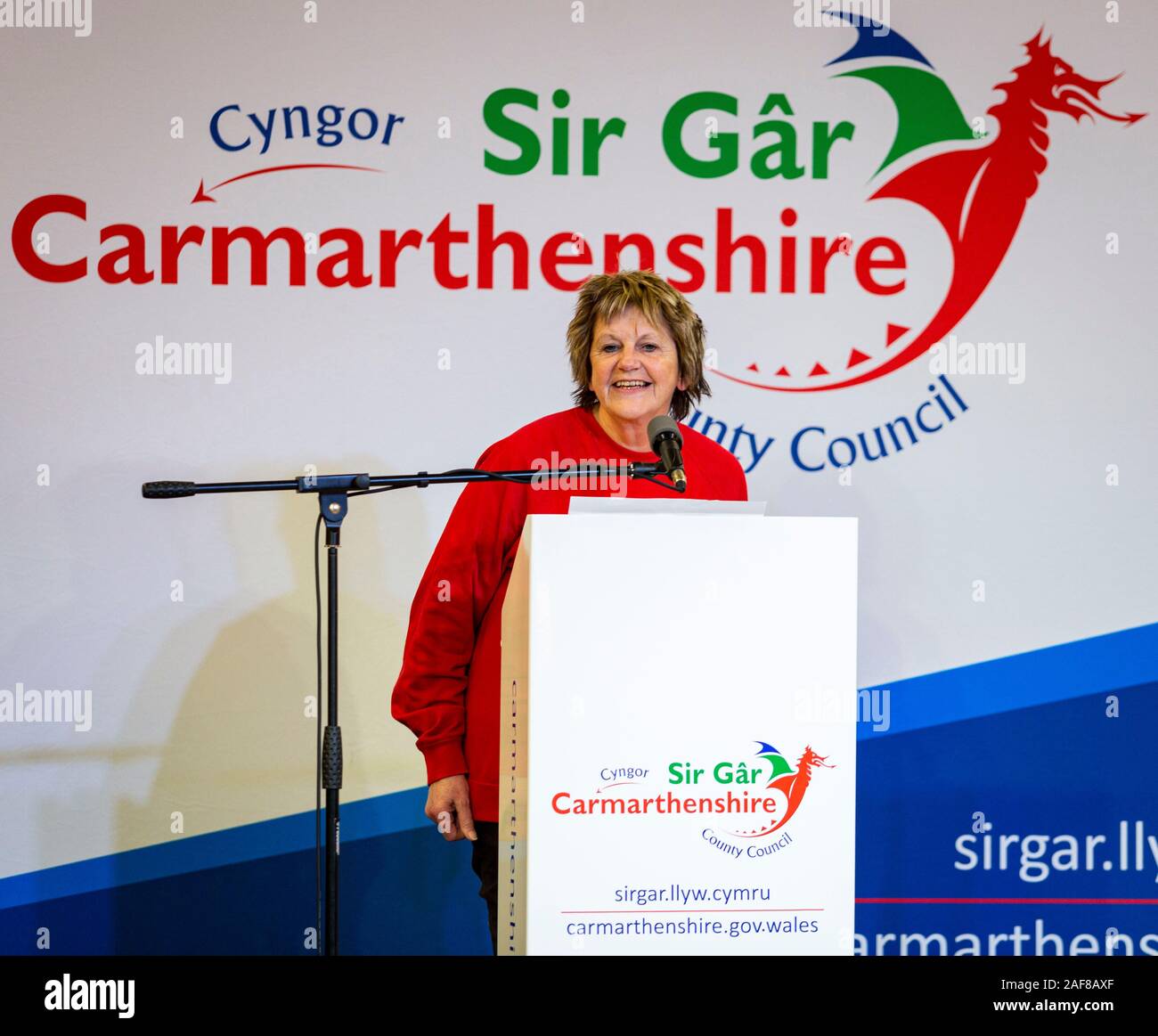 Speaking on the podium hi-res stock photography and images - Alamy