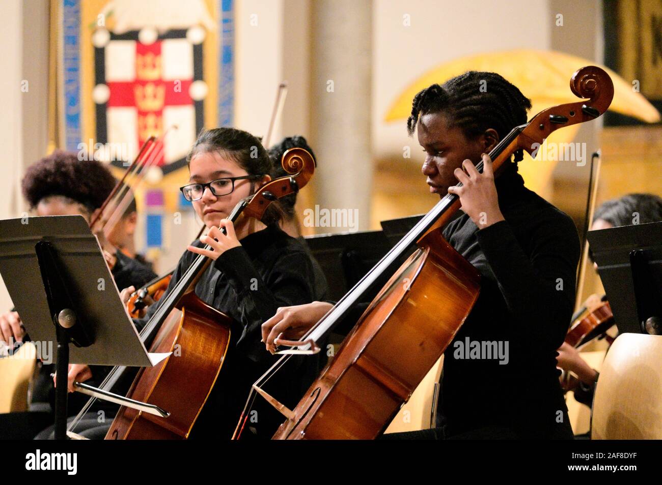 Student orchestra hi-res stock photography and images - Alamy