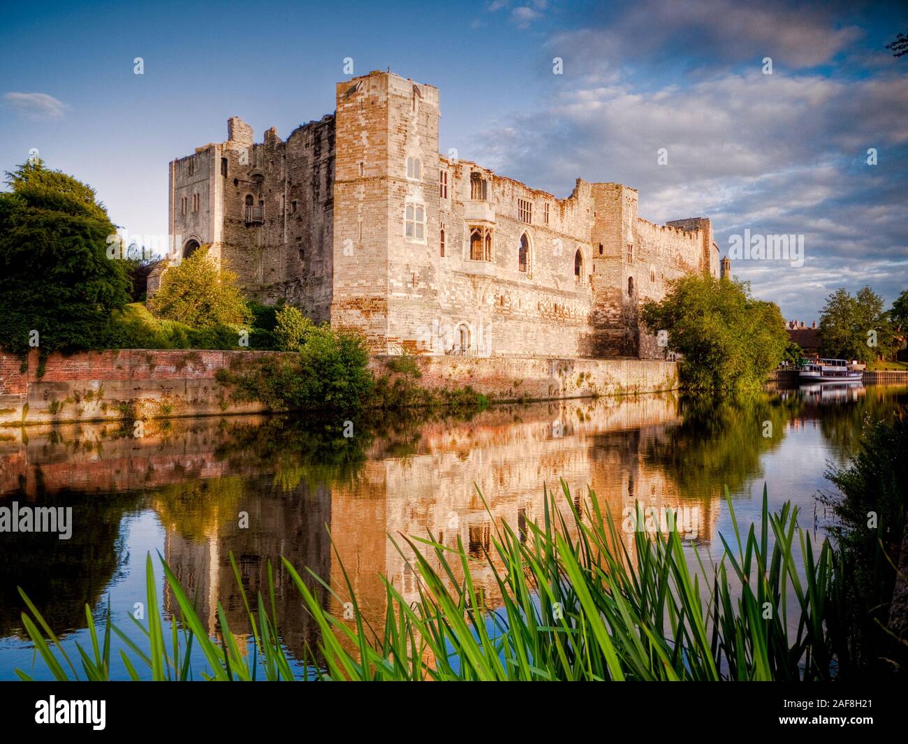 Newark castle hi-res stock photography and images - Alamy