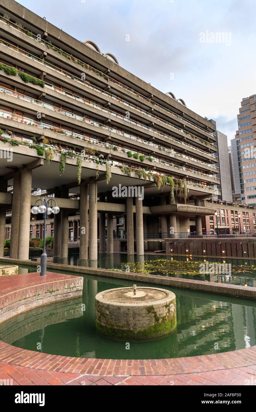 Brutalist concrete building london hi-res stock photography and images ...