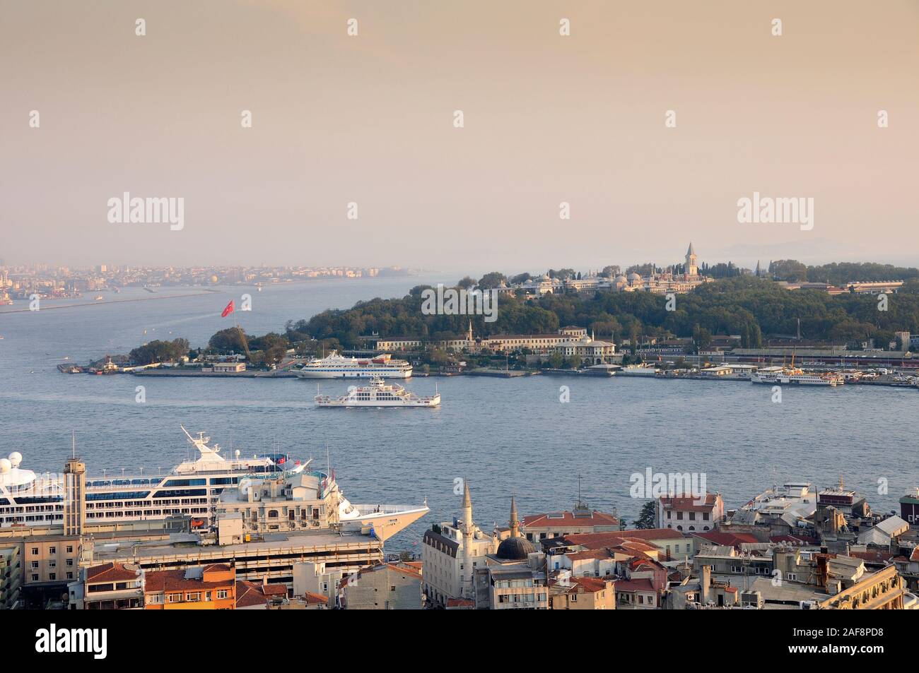 Golden horn boats hi-res stock photography and images - Alamy