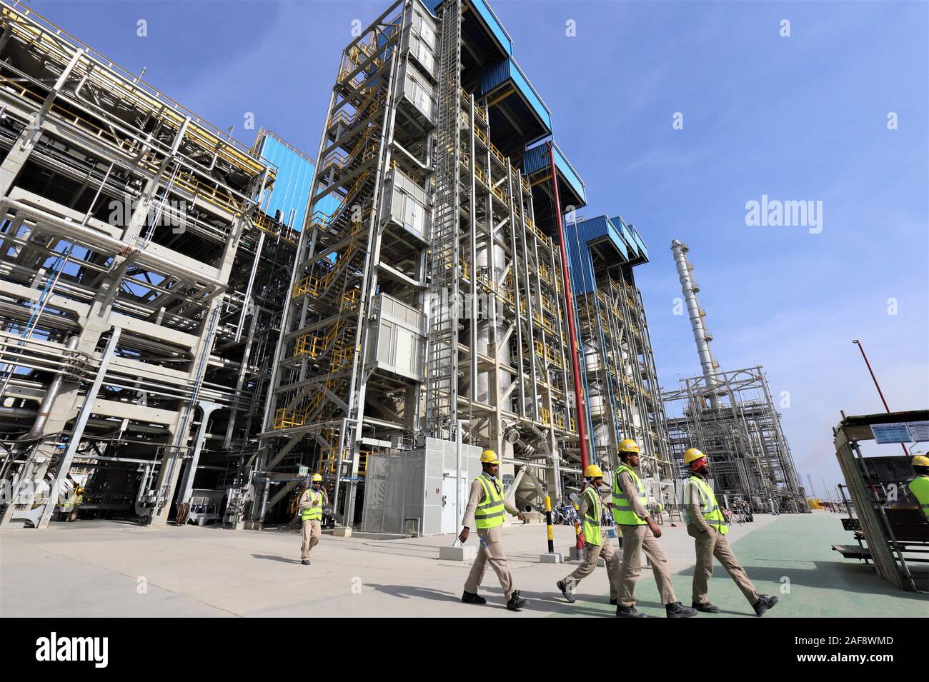 Al ahmadi refinery hi-res stock photography and images - Alamy