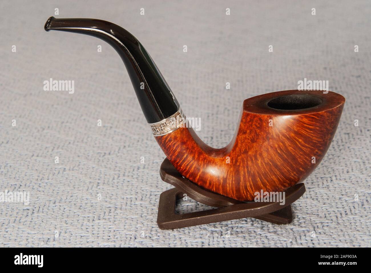 Classic briar wooden smoke pipe Stock Photo - Alamy