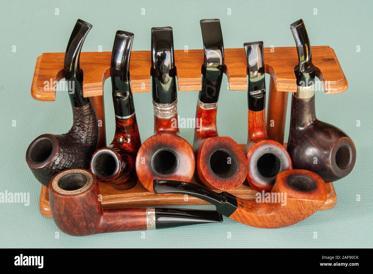 Classic briar wooden smoke pipe Stock Photo - Alamy