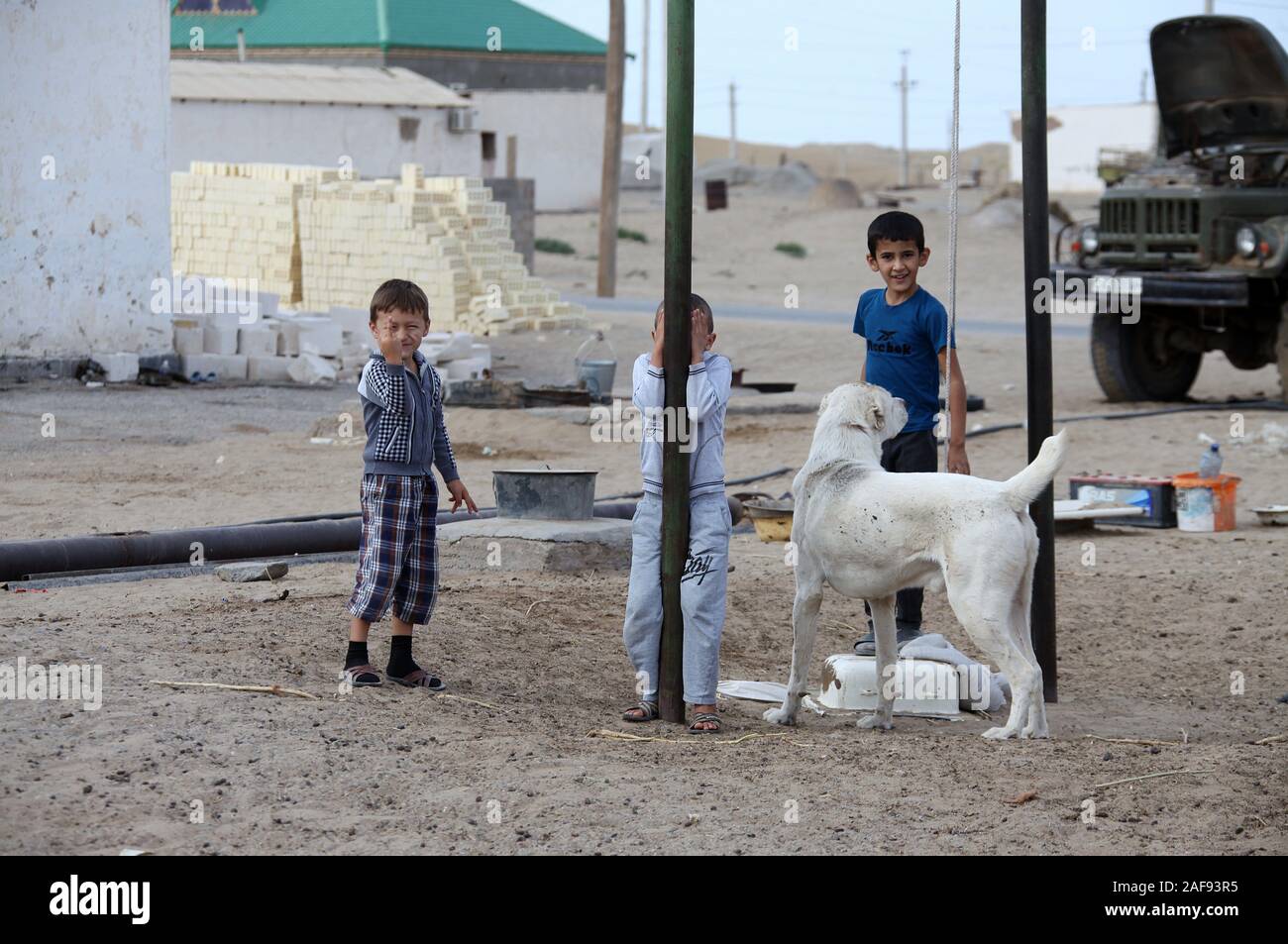 Children playing rural farm hi-res stock photography and images - Alamy
